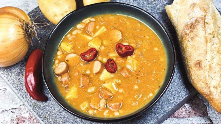 Bohnengulasch mit Würstchen, einfach und schneller Genuss