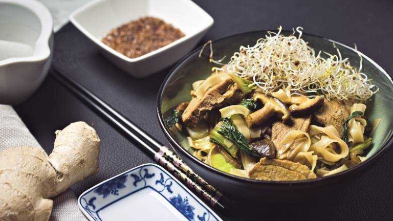 Wok mit Ente, Shiitake und Reisnudeln, einfach gemacht