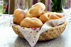 1 x Semmel oder Kaisersemmel, einfach ein Wiener Klassiker!